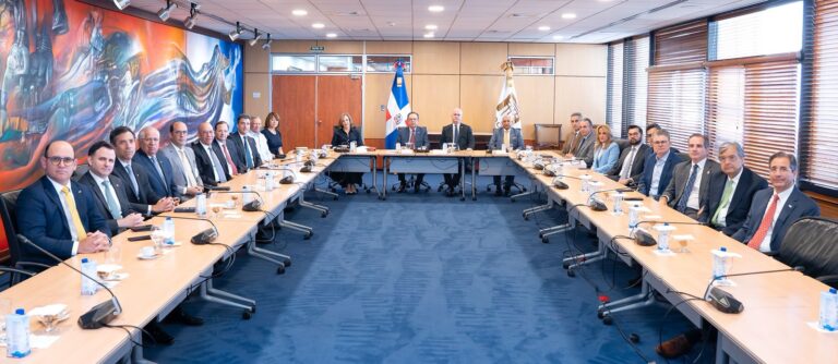 Noticias de Impacto - Valdez Albizu se reúne con presidentes de bancos ...